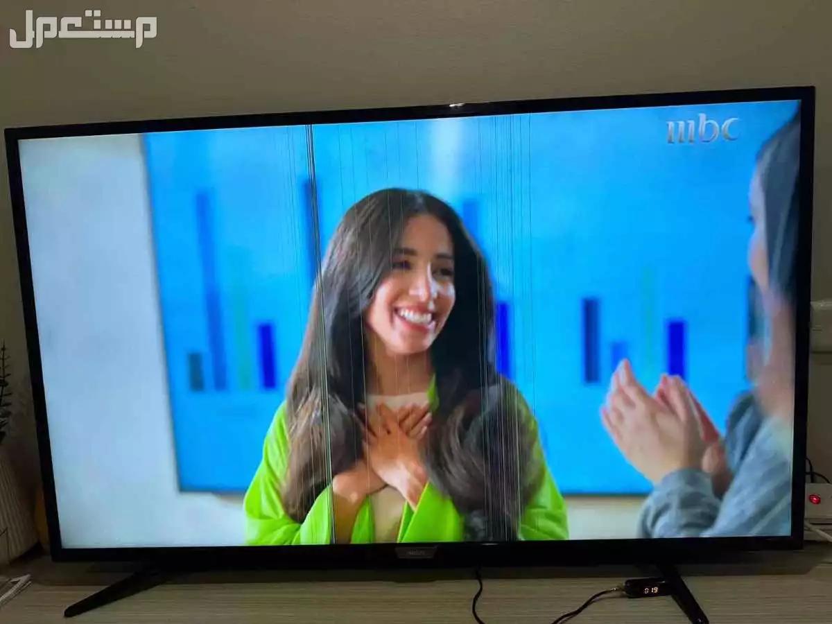 الشاشه سمارت كي 50فيها خطوط بسيطه واضحه في الصوره - مستعمل